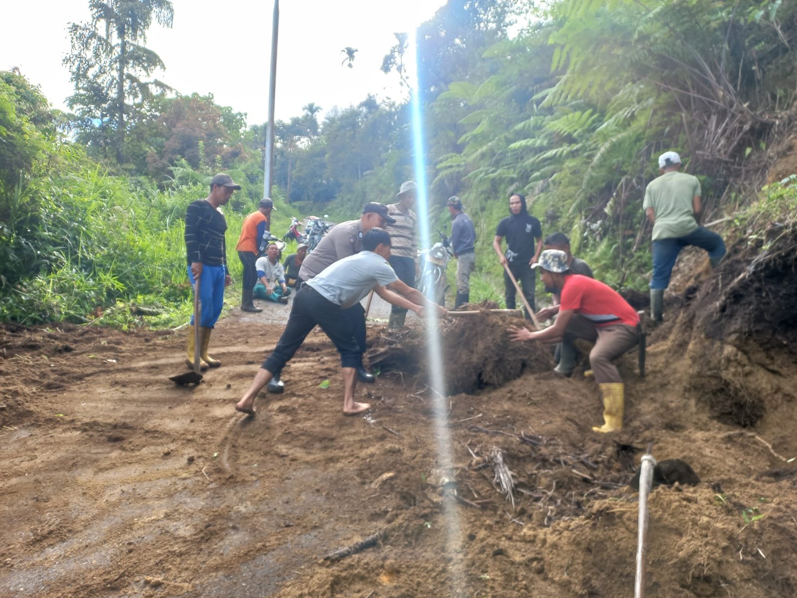 Kampung Gayo Setie : Masyarakat Bersihkan Material Longsor Yang Menutupi Badan Jalan - Nanggroe ...